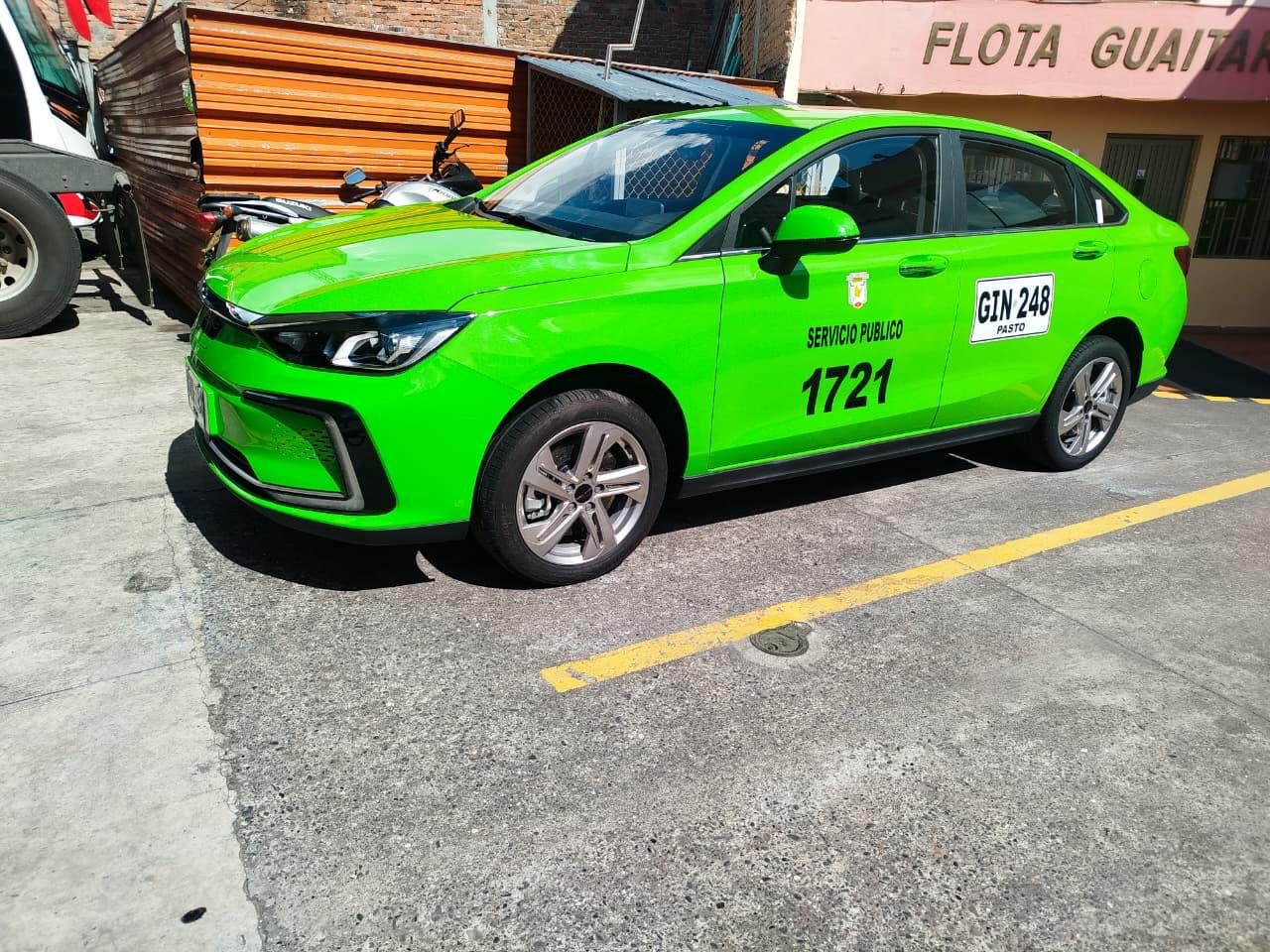 Un taxi verde símbolo de innovación y conciencia ambiental - HSB NOTICIAS